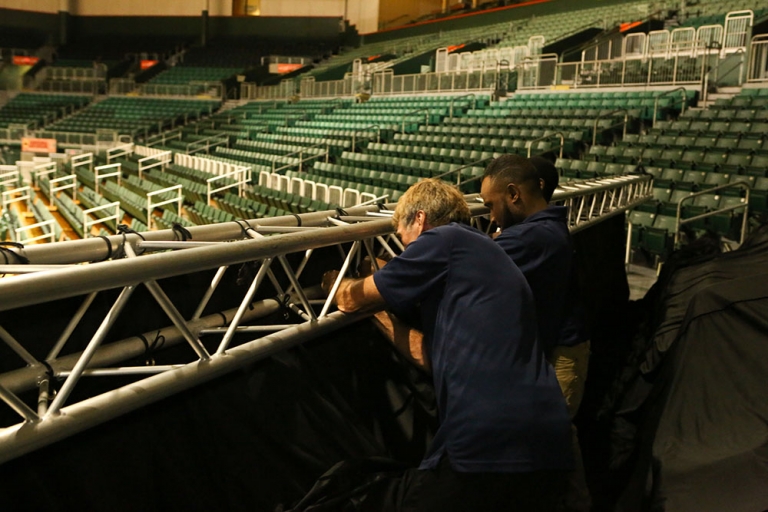 INSTALL RIGGING THEATRICAL CURTAIN NATIONWIDE – Drapeworks